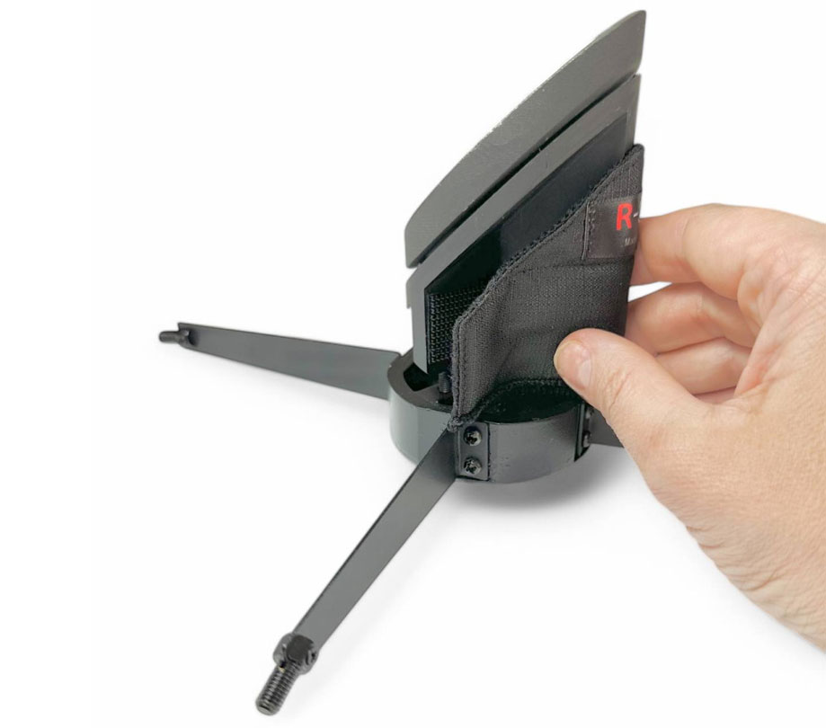 Secondary mirror heater that is rib-mounted